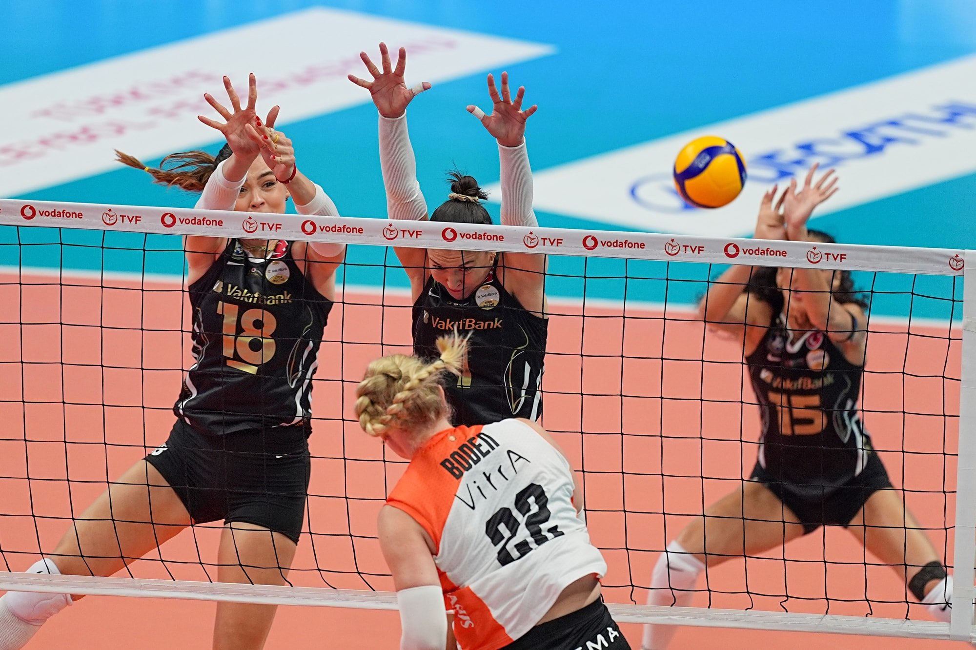 » VakıfBank dev maçta Eczacıbaşı’nı mağlup etti